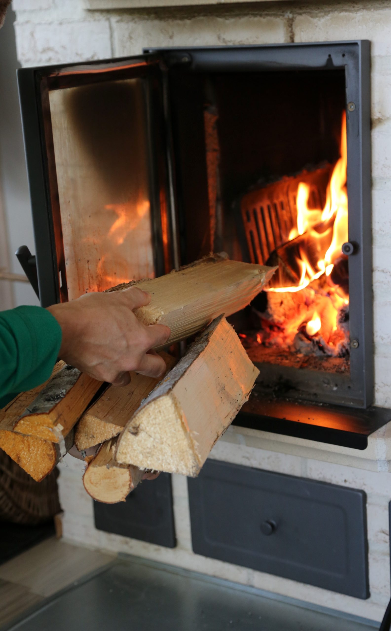 7 Tipps zum Heizen mit Brennholz » richtig anzünden, nutzen & lagern ...